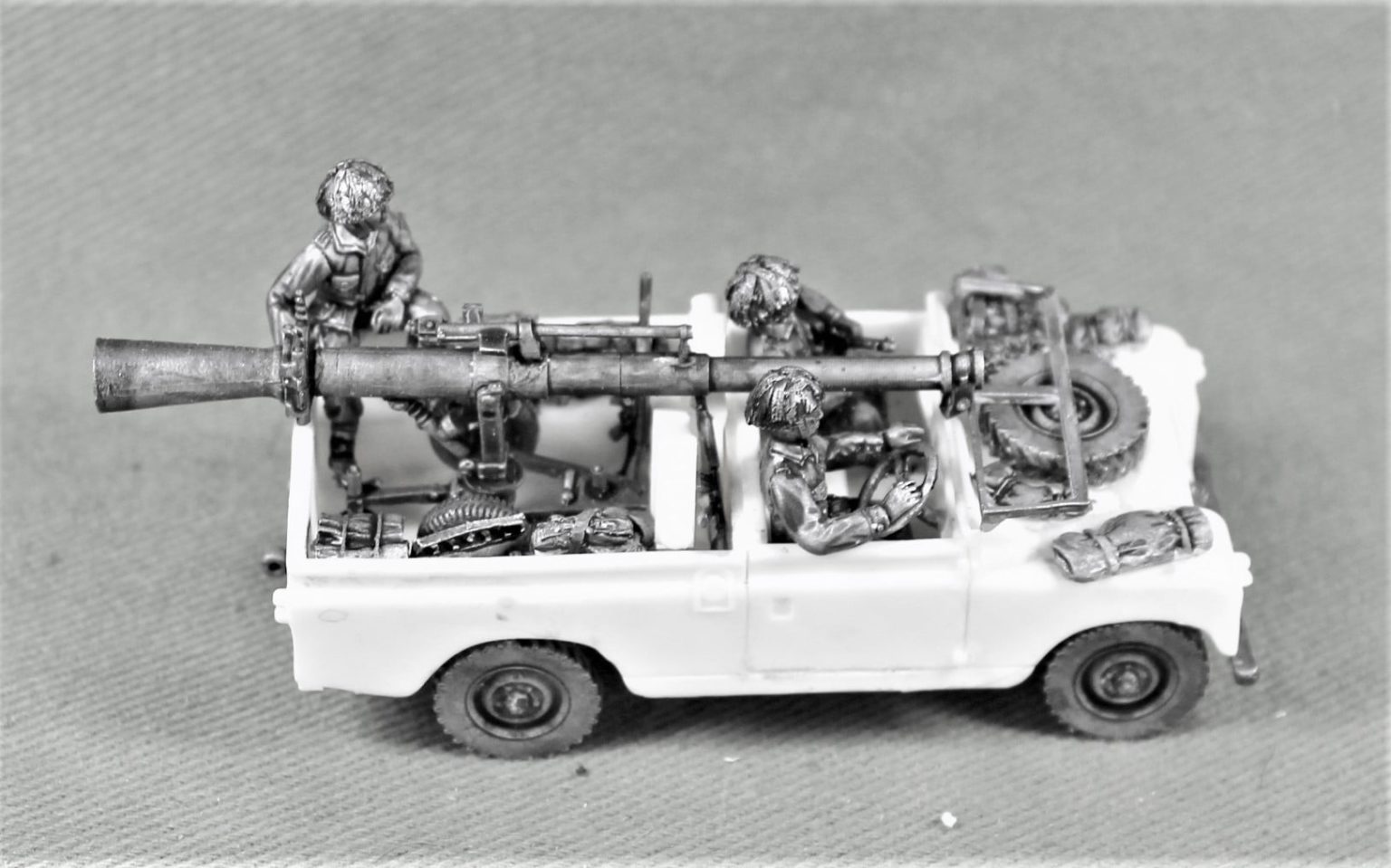 Empress Miniatures: Land Rover mit WOMBAT – Brückenkopf-Online.com ...